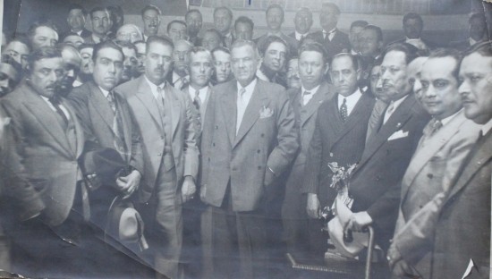 Retrato de grupo en que aparecen los generales Plutarco Elías Calles y ...